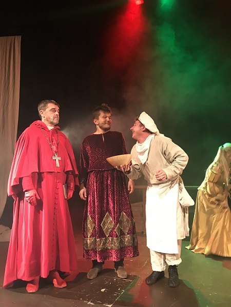 „Je to prospechársky intrigán, ktorý využíva moc vo svoj prospech ...