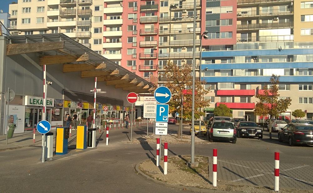 Na parkovisku pred Billou na Saratovskej pribudli rampy, prvá hodina ...